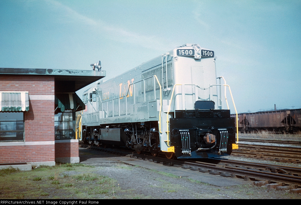 L&N 1500, GE U25C, NEW at the GE plant scale house